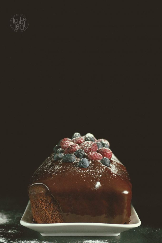 Queque de chocolate doble y frutos del bosque - Laube Leal